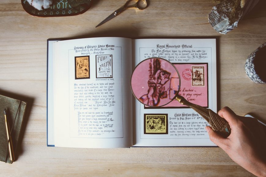 INSPIRATION｜《Alice Through the Pillar-Box》用郵寄歷史描繪愛麗絲的奇幻冒險 - POLYSH