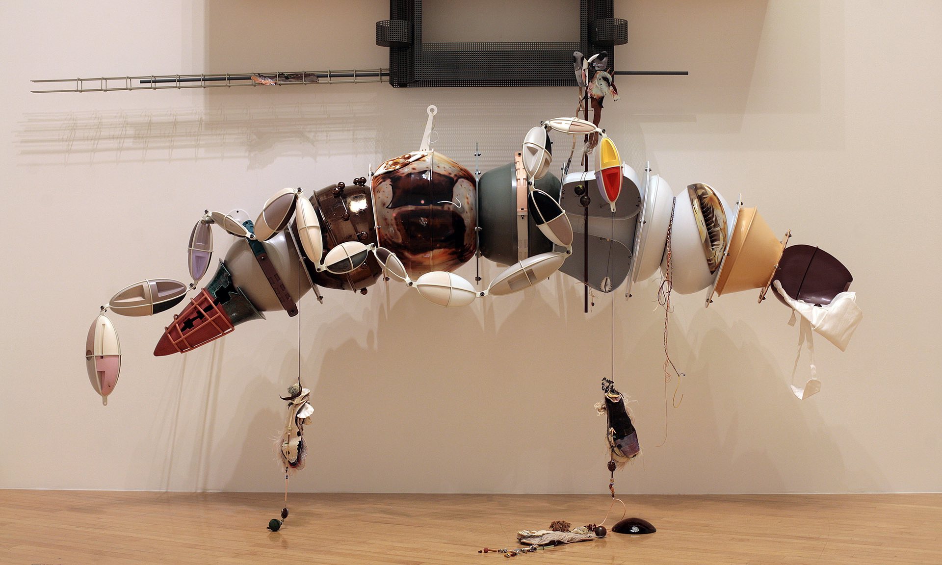 Turner Prize 2016 Winner：Helen Marten，生活物件拼接的詩意謎題 - POLYSH