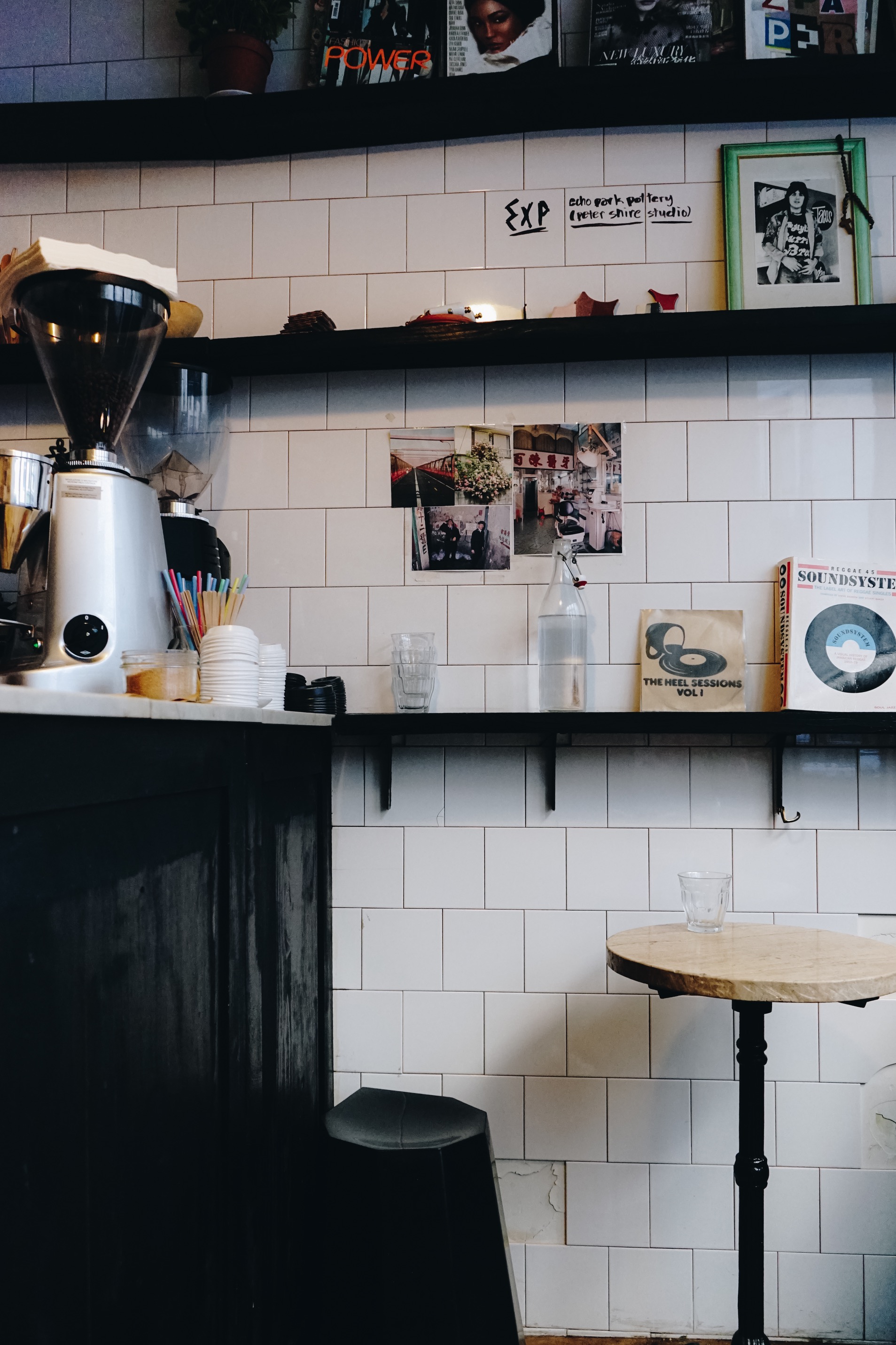 打開藍色鞋匠大門，品飲一角文藝氣息的咖啡時光：巴黎迷你咖啡館，Boot Cafe - POLYSH