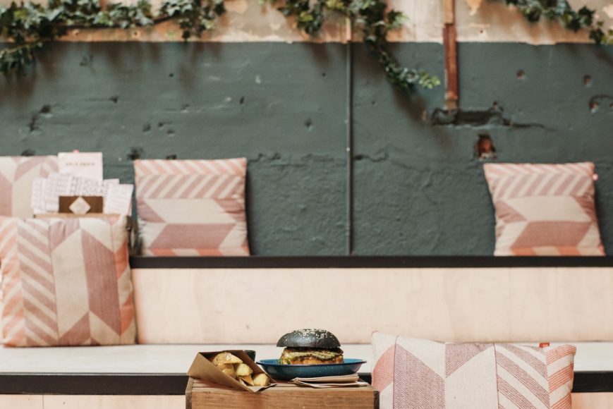 前情色電影院的藝文蛻變：馬德里 Sala Equis，從聚焦情色到放映生活新視野 - POLYSH